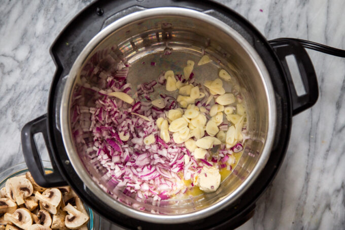Instant Pot Garlic Mushrooms - Vegan Richa