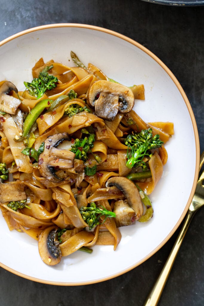 Vegan Thai Skillet Noodles (Drunken Noodles) - Vegan Richa